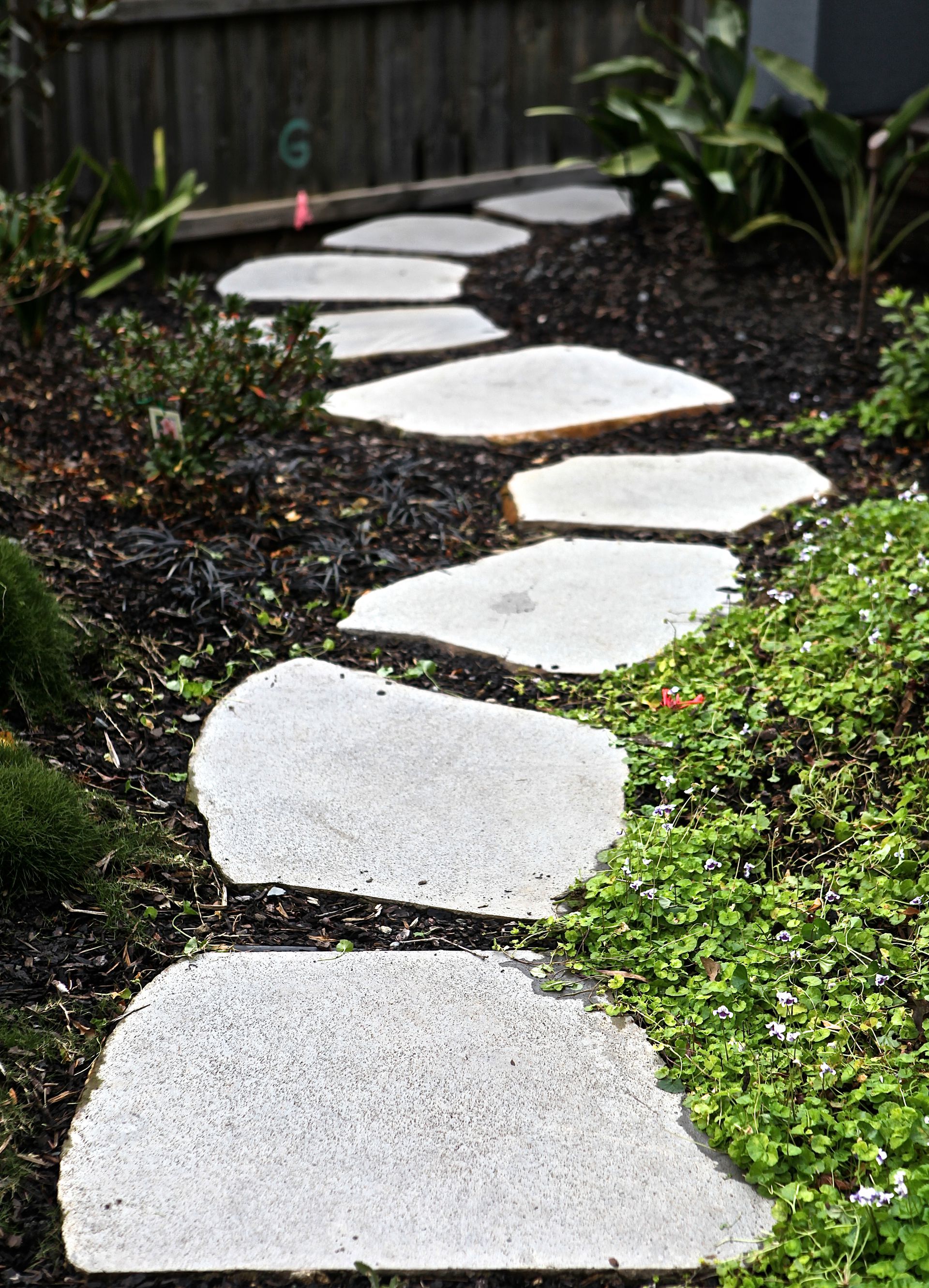 Photo/Bluestone: Organic Steppers | SAI Stone
