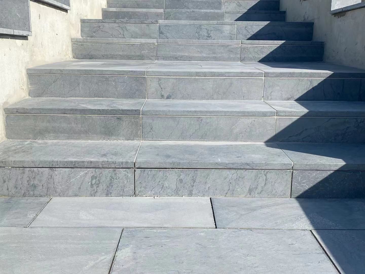 Photo/Limestone: Belgium Blue | SAI Stone